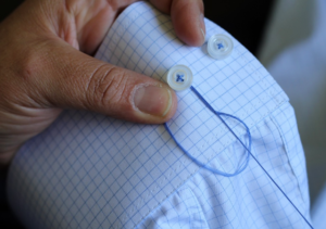 Como Fazer Pequenos Reparos em Roupas: Aprenda uma Habilidade Útil e ...